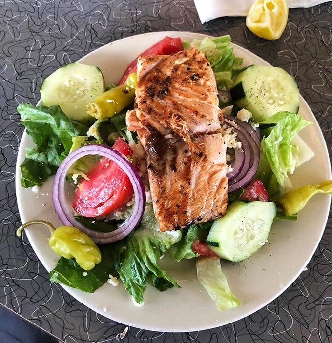 A salmon salad that proves diners can do "light" without sacrificing flavor—the compromise that doesn't feel like one.