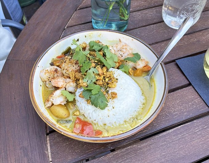 A curry that would make both Key West and Key Biscayne jealous—tropical flavors dancing around that perfect mound of rice like they're auditioning for a food magazine.
