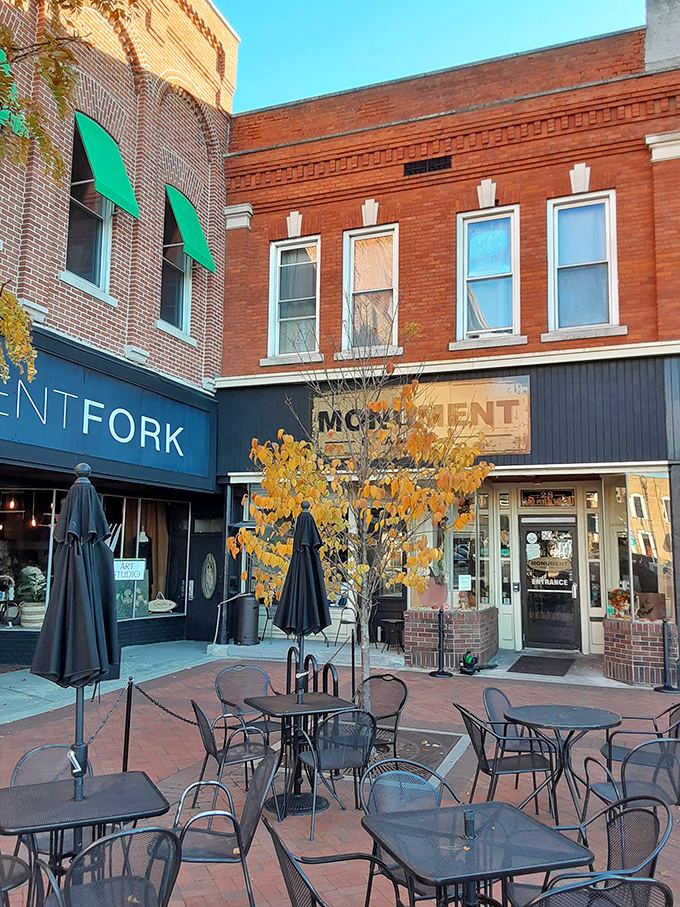 When Indiana weather cooperates, the outdoor seating area transforms the town square into your personal pizza garden – al fresco dining, small-town style. 