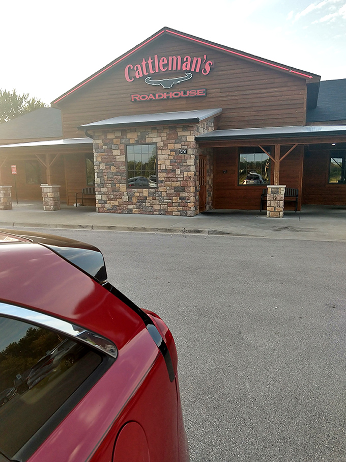 As the sun sets, Cattleman's welcoming exterior beckons hungry travelers like a lighthouse guiding ships to safe harbor—if ships were looking for excellent steaks.