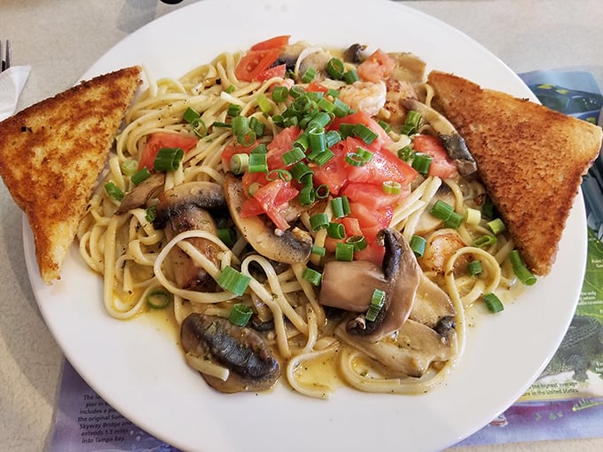 Who knew Kissin' Cuzzins had pasta game this strong? Mushrooms, tomatoes, and perfectly toasted bread make this a lunchtime revelation.