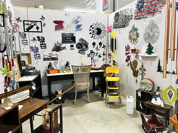 Metal art meets country charm in this booth where rustic décor transforms ordinary walls into statements of personality and place. 