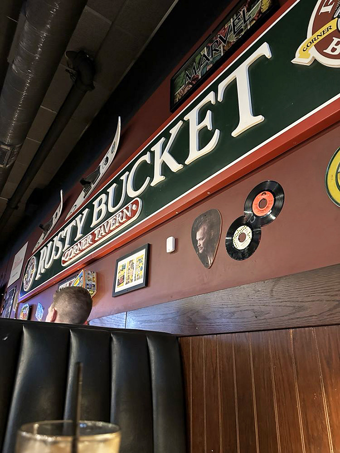 Wall décor that celebrates both music and meals. Like a well-composed song, every element here plays its part in creating the perfect dining harmony.