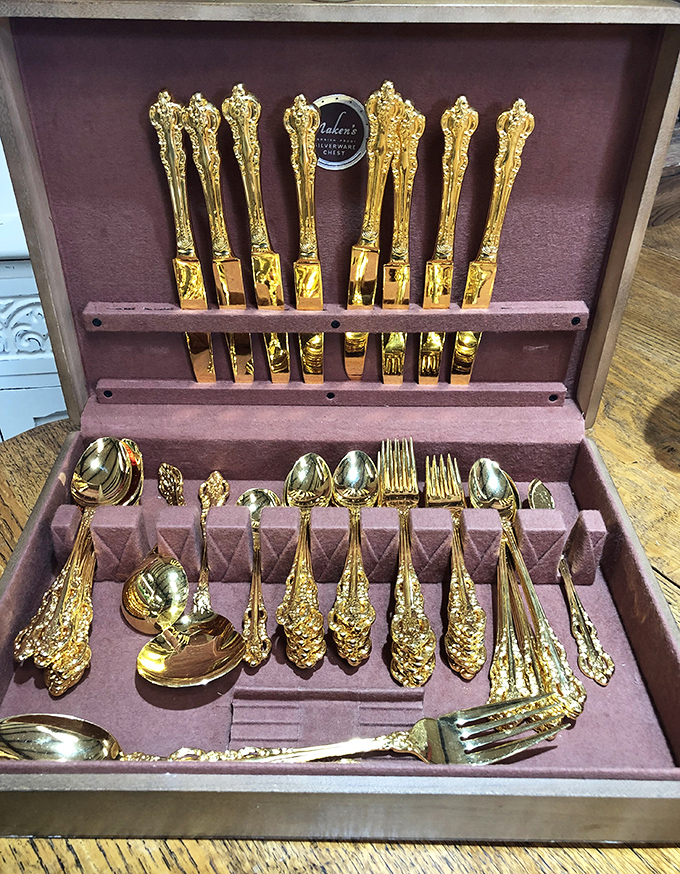 This isn't just flatware; it's formal attire for your dining table—gold-plated elegance that transforms ordinary meals into occasions worth remembering.