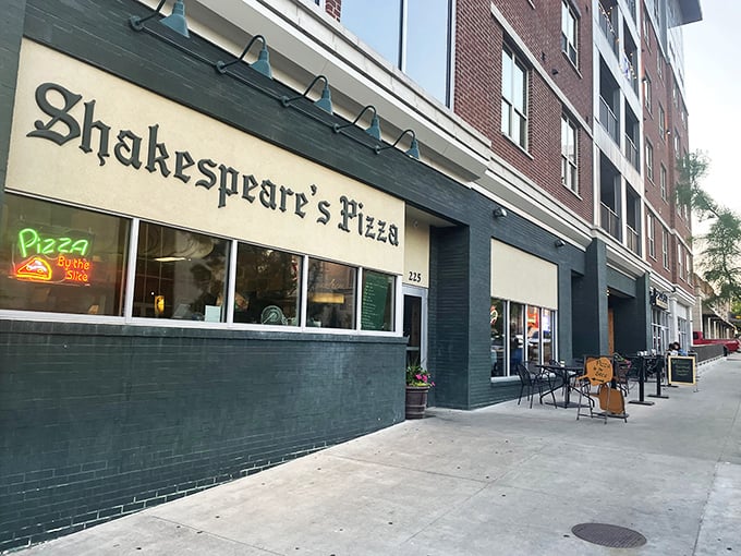 The green exterior might be humble, but inside awaits pizza worthy of a standing ovation – no iambic pentameter required!