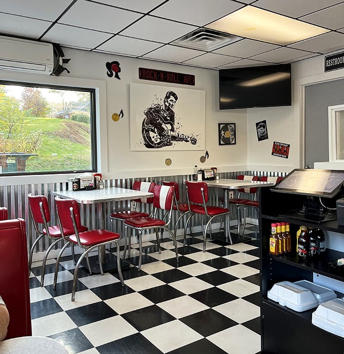 Rock 'n' roll meets retro diner chic in this black-and-white wonderland. Elvis would approve of both the décor and the generous portions served here.