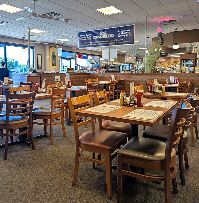 Wooden tables, comfortable chairs, and that unmistakable deli ambiance – Rein's interior feels like stepping through a portal to Manhattan's best Jewish delis.