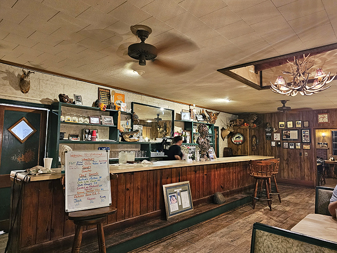 Step inside and time stands still – antler chandeliers, wood paneling, and hunting trophies create the perfect backdrop for serious meat appreciation.