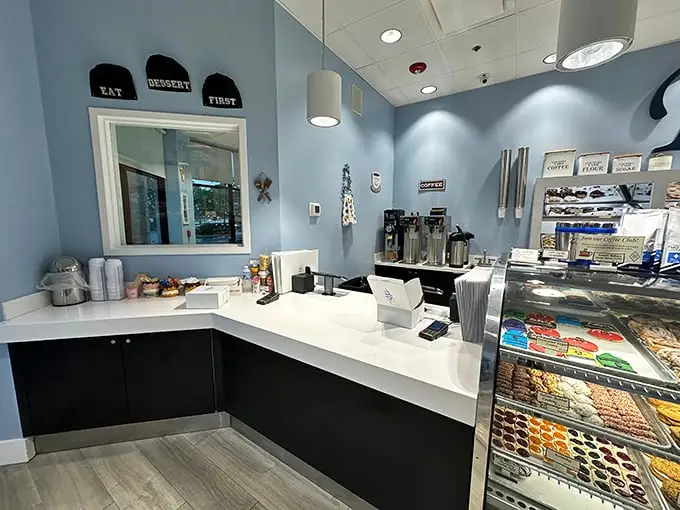 Behind the counter, the "Eat Dessert First" mantra isn't just decoration—it's a life philosophy worth adopting.