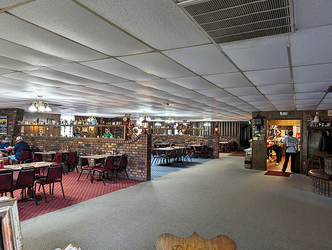 Step inside and time slows down – red-checkered tablecloths and wood paneling create the perfect backdrop for chicken-induced happiness.
