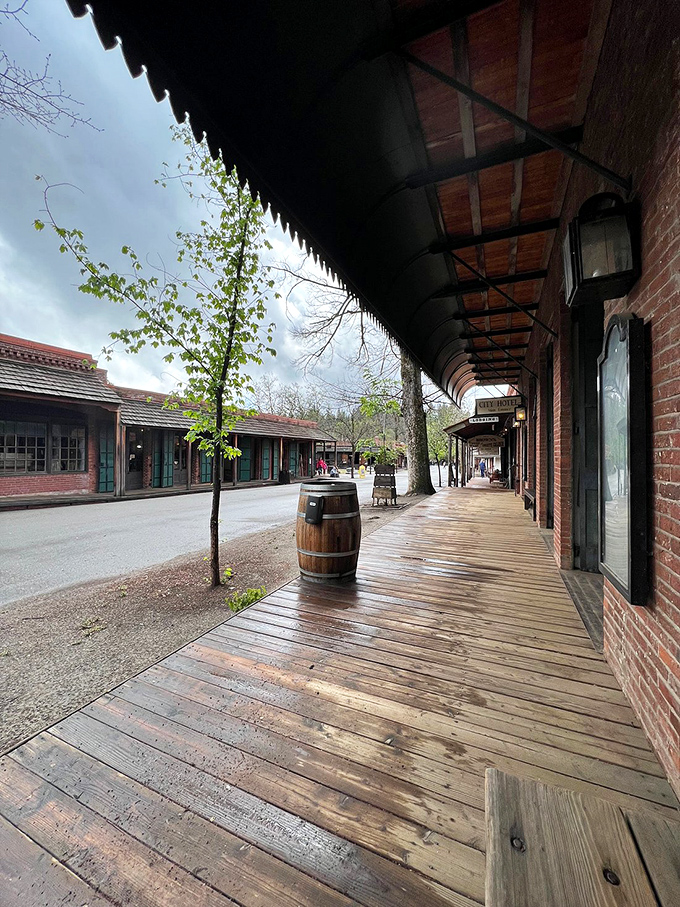 Wooden boardwalks that have witnessed countless footsteps line the streets of Columbia, where modern life takes a refreshing pause.