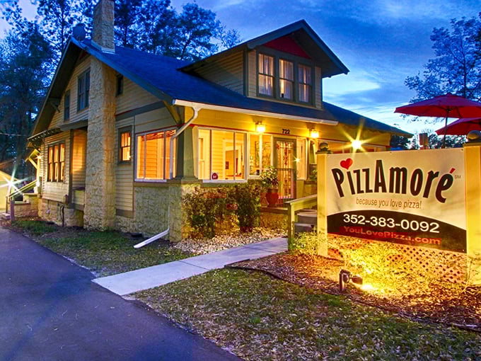 As evening falls, PizzAmoré glows with invitation. This Mount Dora gem transforms from cozy cottage to pizza paradise.