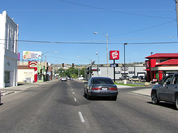 Wide streets and minimal traffic—a refreshing change from metropolitan gridlock. Your blood pressure drops just looking at this scene.