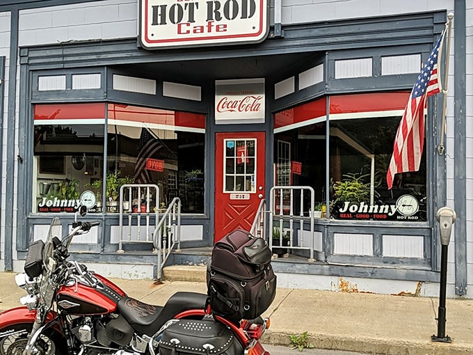 The Hot Rod Café isn't just serving meals—it's dishing up Americana with a side of nostalgia that tastes better than your childhood memories.