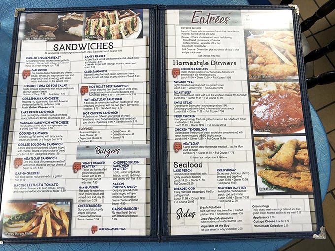 A menu that reads like comfort food poetry – hot roast beef sandwiches, liver and onions, and homestyle dinners that would make your grandmother nod in approval.