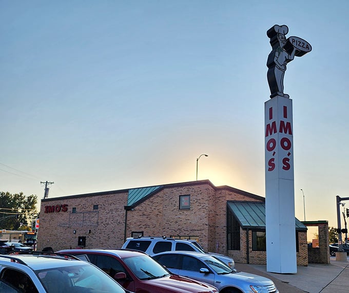 That towering chef statue stands like the St. Louis Arch of pizza – a beacon guiding hungry souls to thin-crust paradise.