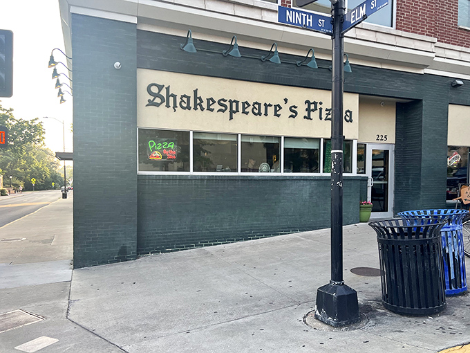 Shakespeare would approve of this Columbia cornerstone, where college town hunger meets timeless pizza artistry daily.