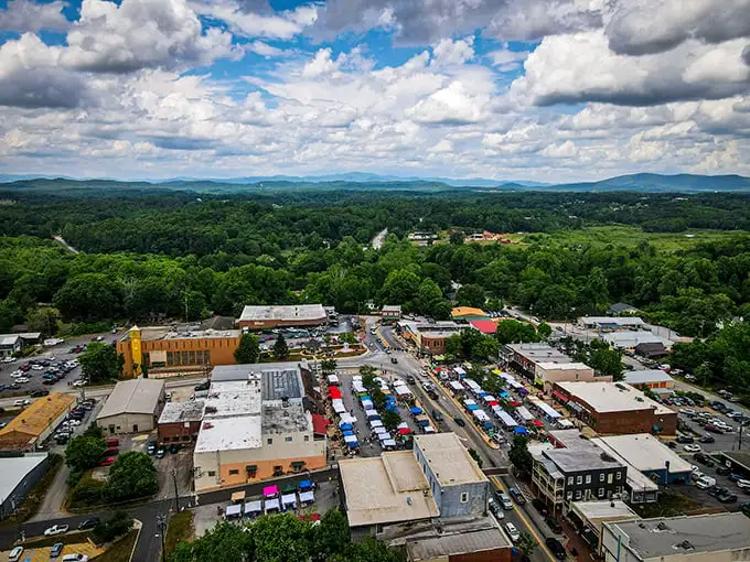 Small-town Georgia at its most affordable—where the stop sign might be the only thing telling you to pause your leisurely budget-friendly day.