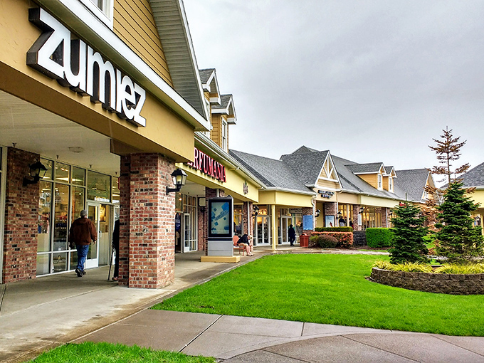 Those manicured lawns say "take your time" - shopping should feel like a peaceful neighborhood stroll.