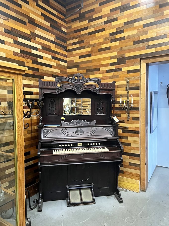 This isn't just a vintage organ; it's a time machine with keys. Against that reclaimed wood wall, it's practically begging to play the soundtrack to your grandparents' love story.