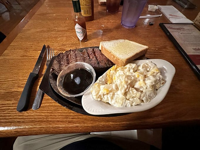 This isn't just prime rib—it's a masterclass in beef preparation. The kind of plate that makes conversation stop and eyes close in silent appreciation. 
