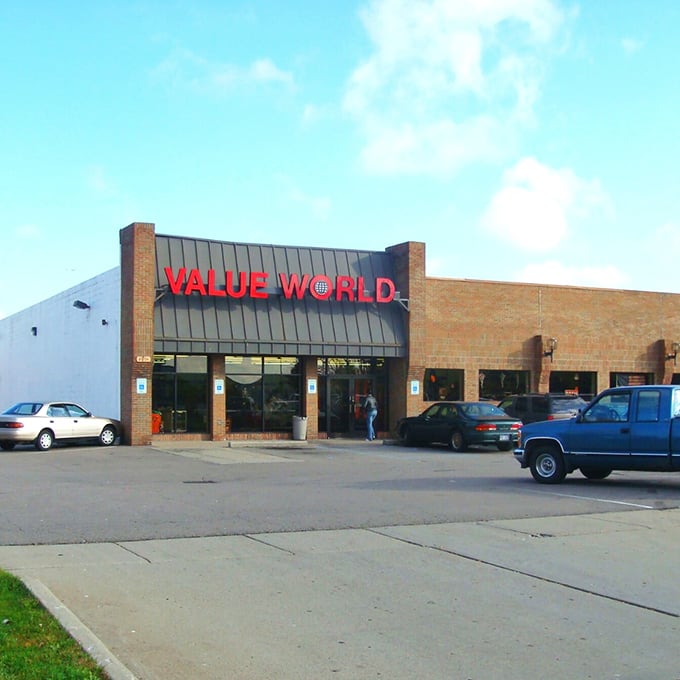 Another Value World location, another chance to strike secondhand gold. The thrift gods are smiling today!