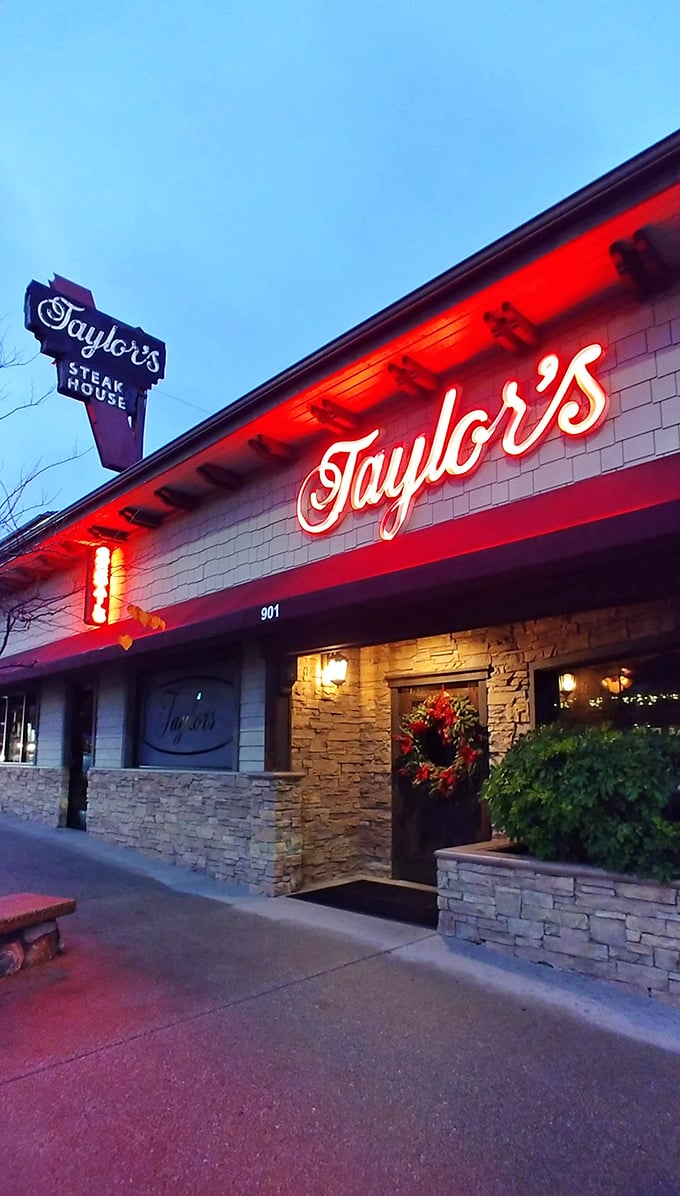 When Taylor's red neon glows at night, it's like a lighthouse for the surf-and-turf set. Beckoning you to beefy shores!