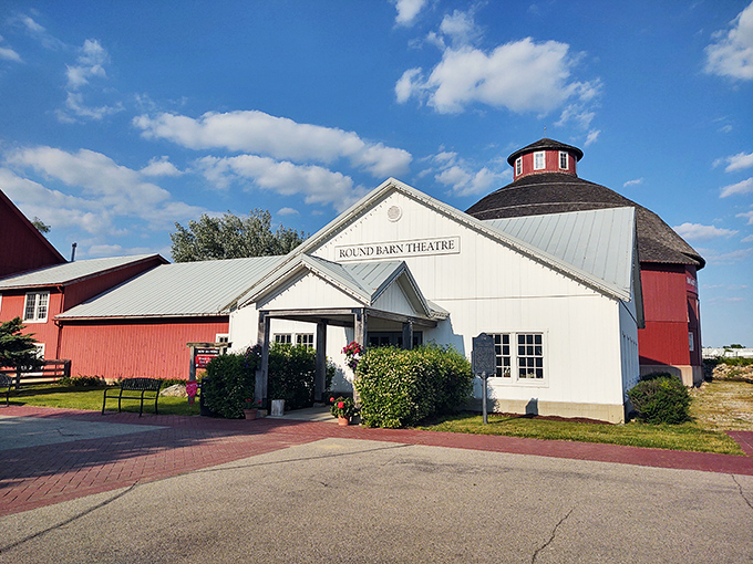 The Round Barn Theatre combines two perfect companions – exceptional performances and exceptional eating. Broadway meets breadbaskets in this unique Nappanee landmark.