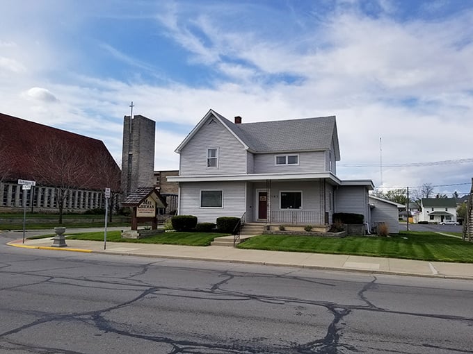 A simple white house in Berne – where front porches still serve as social media and neighbors actually talk.