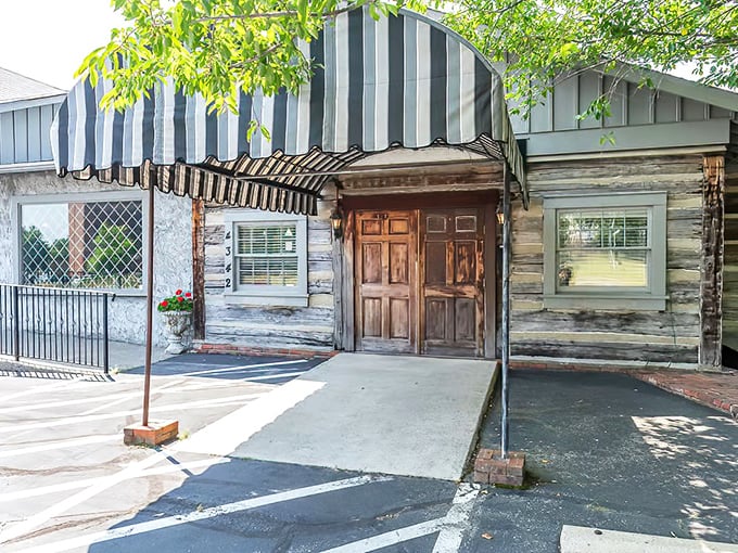 Hermitage Steak House (Hermitage): Log cabin vibes with a striped awning – where Paul Bunyan would go for a night out.