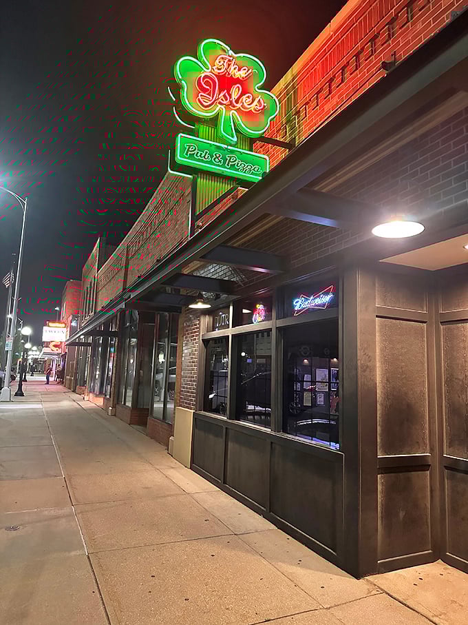 Isles Pub & Pizza keeps it humble on the outside. Like your favorite jeans – not flashy, just reliable. 