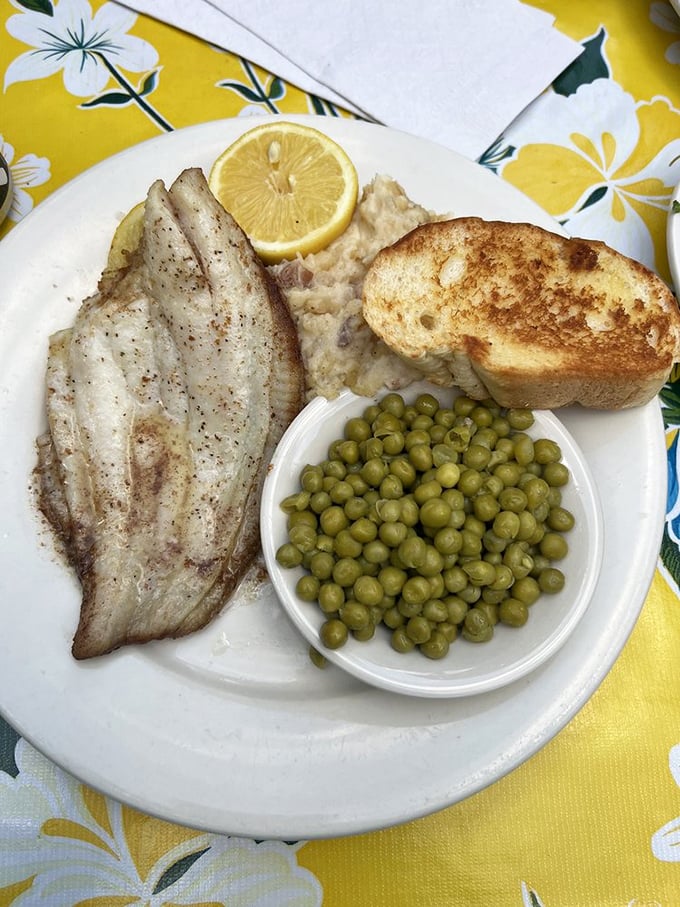 Delicate flounder that would make Neptune himself jealous, accompanied by peas that actually deserve to be on the plate. A sea-to-table story told with respect.
