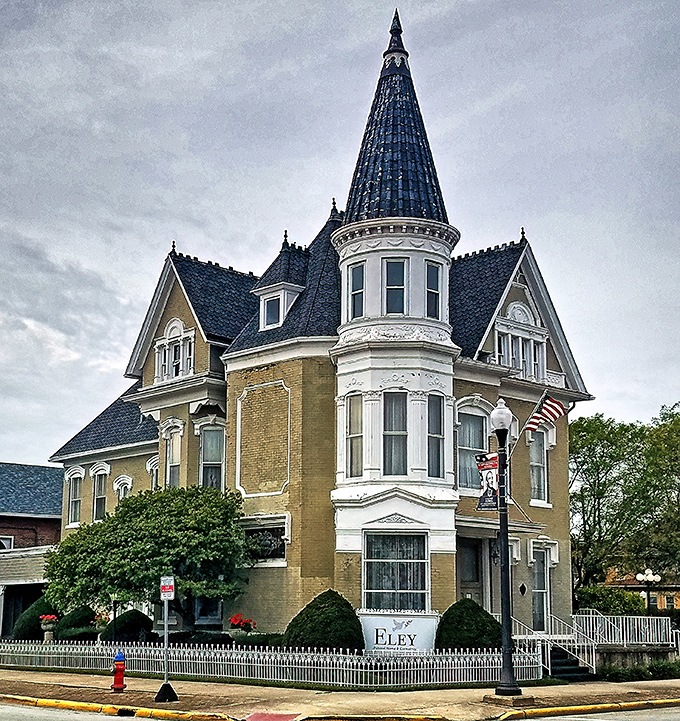 This Victorian beauty stands like the town's prom queen, complete with a witch's hat turret that would make Harry Potter consider relocating to Ohio.