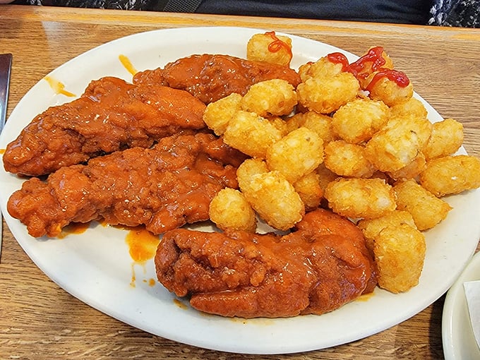 Buffalo chicken that doesn't mess around, paired with tater tots that could make a grown adult fight for the last one.