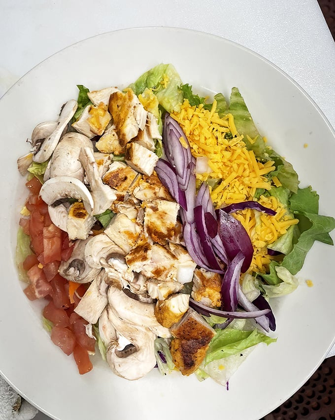 Even their salads show respect for simplicity—grilled chicken, fresh vegetables, and cheese that doesn't need to be imported from a village you can't pronounce.