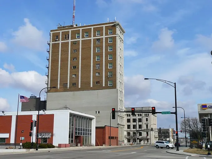 Wide streets and classic buildings define Danville's landscape, where your retirement dollars find room to breathe.
