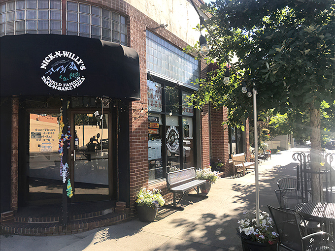 Brick, glass blocks, and pizza aromas—the holy trinity of "you should definitely eat here" signals.