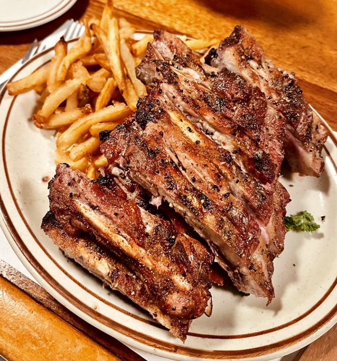 These aren't just ribs – they're a masterclass in what happens when red oak meets perfect timing. 