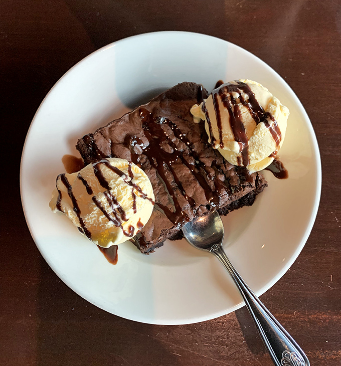 Brownie à la mode: where warm chocolate meets cold vanilla in a dessert romance that's lasted longer than most Hollywood marriages.