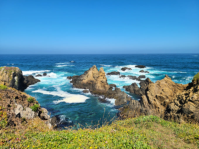 Nature's infinity pool – Pomo Bluffs Park offers front-row seats to the greatest show on earth: the wild Pacific in all its untamed glory.