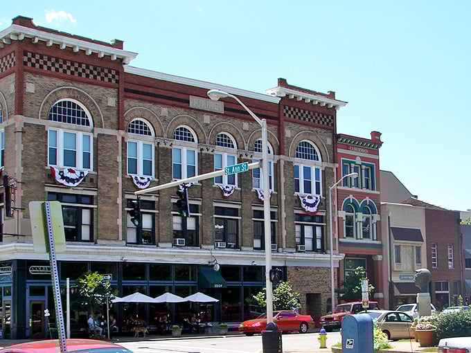 Charming Streets, Classic Vibes – Downtown Owensboro in Full Bloom!