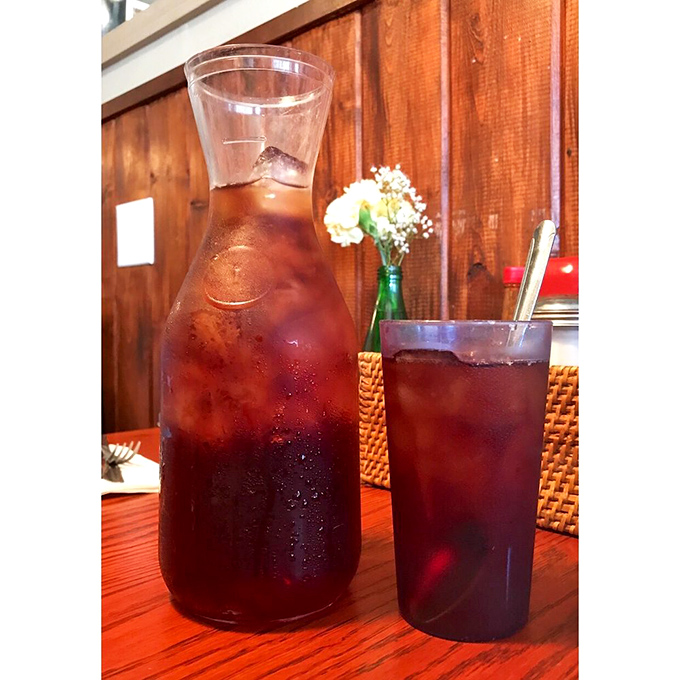 Real iced tea in a real glass – because some traditions are worth preserving in our plastic world. 