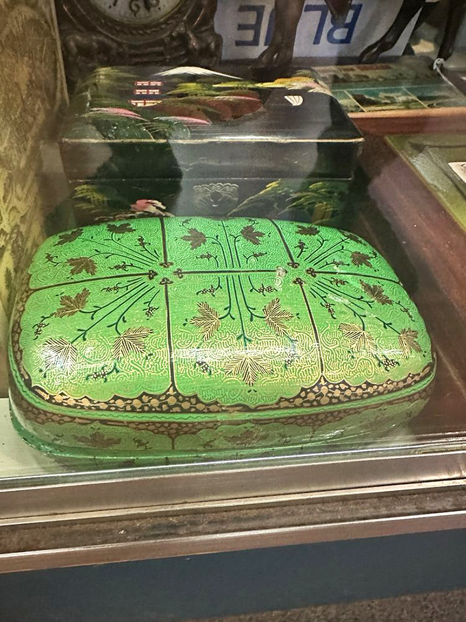 This vibrant green jewelry box with gold leaf details practically shouts "Roaring Twenties"—just imagine the flapper accessories it once protected!