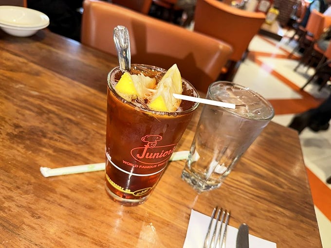 Junior's iced tea: the supporting actor that deserves an Oscar. Refreshing enough to prepare you for the cheesecake finale.