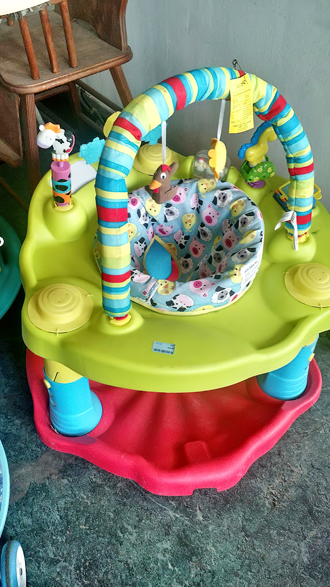 Baby gear that's barely bounced! This colorful activity center is ready for its second act with a new tiny human to entertain. 