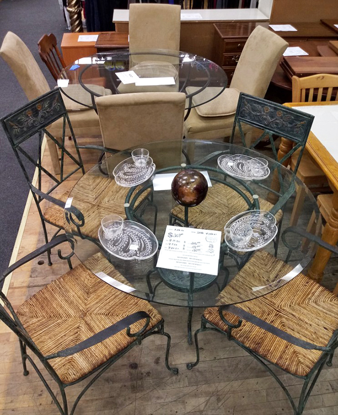 Dinner party waiting to happen – this elegant glass table set has probably hosted everything from Sunday brunches to holiday gatherings.