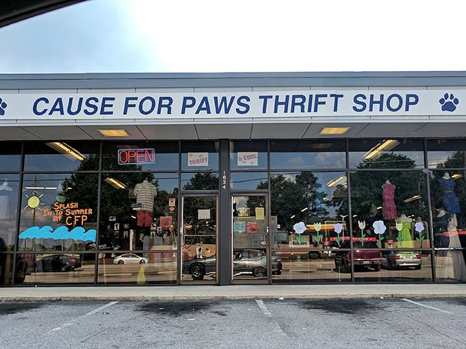 Those paw print decorations remind you that bargain hunting and animal rescue make the perfect shopping combination for good.