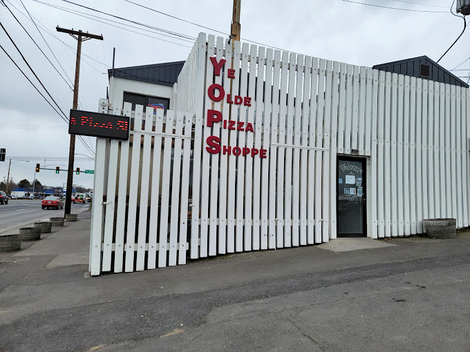 The white picket fence exterior is like pizza's answer to Norman Rockwell – quintessentially American and irresistibly nostalgic.