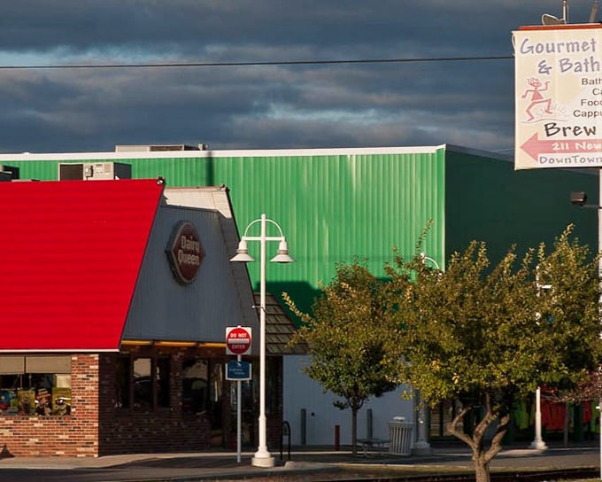 This colorful establishment promises refreshment on hot summer days. Green and red rooflines signal "stop here" to overheated beachgoers.