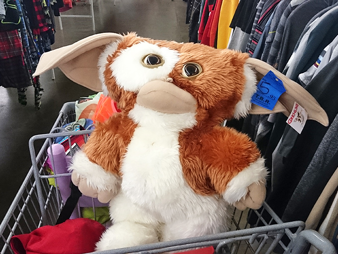 "Feed me after midnight, I dare you." This Gizmo-like creature waits in a cart, ready to charm a nostalgic '80s movie buff.